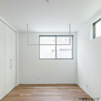部屋は四角、窓も四角、物干しも!天井付け物干し「kacu」は、凹凸を極限まで無くした、シンプルな常設型物干しです。壁、柱、窓枠など、部屋を構成するものの多くは直線でできています。この物干しも直線。丸みのないデザインは、使っていないときにも部...