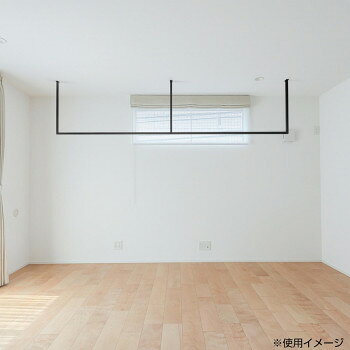 部屋は四角、窓も四角、物干しも!天井付け物干し「kacu」は、凹凸を極限まで無くした、シンプルな常設型物干しです。壁、柱、窓枠など、部屋を構成するものの多くは直線でできています。この物干しも直線。丸みのないデザインは、使っていないときにも部...