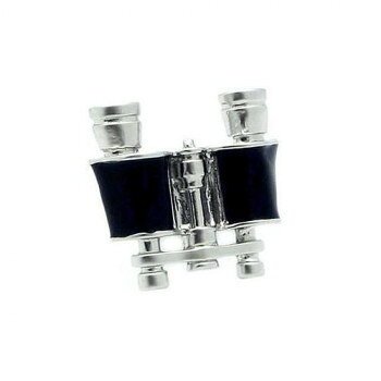 双眼鏡のピンズ双眼鏡のピンズは、クラシックなフォルムが胸元をキリッと閉める一品です。黒くずっしりとしたカラーがスーツにピッタリと合います。ニューヨーク発アクセサリーブランドSWANKは、1897年に設立された老舗ジュエリーメーカーです。サイ...