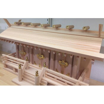 高さの低い神棚この神棚は裏板(東濃桧)以外の全てを高級桧の木曽桧で製作しております。神棚の高さを32cmに抑えてございますので設置場所に高さの余裕が無い場所にも設置することができます。扉の金具には普及品の神棚に使用されているプラスティック製...