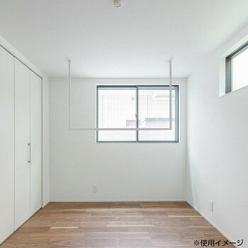 部屋は四角、窓も四角、物干しも!天井付け物干し「kacu」は、凹凸を極限まで無くした、シンプルな常設型物干しです。壁、柱、窓枠など、部屋を構成するものの多くは直線でできています。この物干しも直線。丸みのないデザインは、使っていないときにも部...