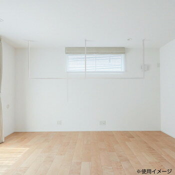 部屋は四角、窓も四角、物干しも!天井付け物干し「kacu」は、凹凸を極限まで無くした、シンプルな常設型物干しです。壁、柱、窓枠など、部屋を構成するものの多くは直線でできています。この物干しも直線。丸みのないデザインは、使っていないときにも部...