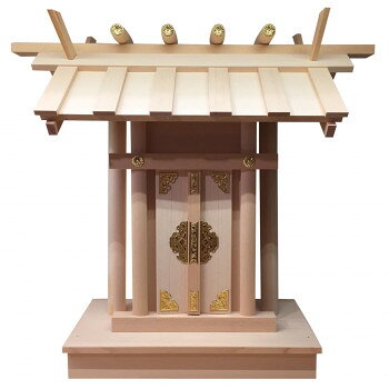 ワンランク上の神棚をお祀りする方にお勧めの神棚セットこの神棚は裏板以外の全てを高級桧の木曽桧で製作しております。屋根に大きな特徴があり、中世以降の神社仏閣などで用いられた板葺き屋根となっております。神棚左右には極太の丸柱が設置されております...