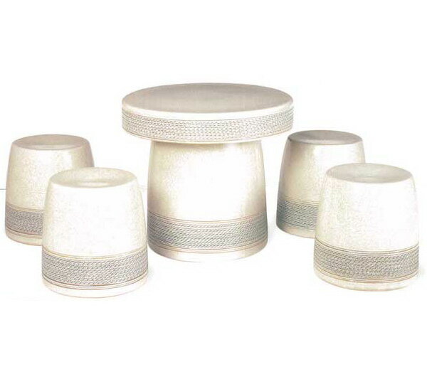 お庭をお気に入りの空間に。陶器の風合いが自然と調和し、こころが和む休息の場所をつくります。サイズテーブル：W620×H560mmスツール：W360×H360mm素材・材質信楽焼陶器セット内容テーブル×1、スツール×4製造国日本取り寄せ品1週...