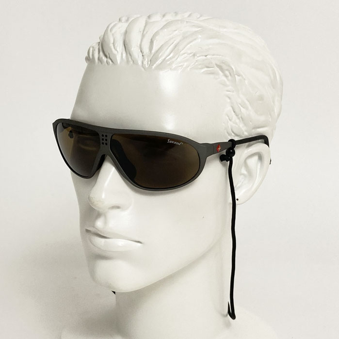 スイス、アーミー、サングラス（ニアニュー）ja/db スイス軍本物サングラス SUVASOL社製（ケースはイタリア製） スイスの国旗が左サイドに入ってお洒落 アウトドアやスポーツ時にも重宝する スタイリイッシュなデザインです プラスチックケ...