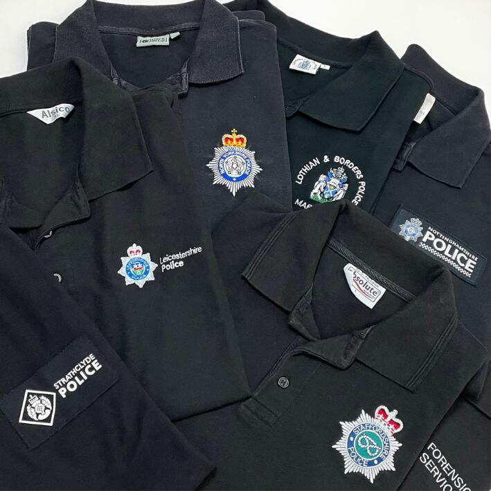 イギリス警察関連 POLICE ブラック ポロシャツ USED jl/jub イギリス警察関連放出品の実物ポリスウェア ブラック色 デザインによって、色合いは異なります 左胸にロゴ入り ロゴなしのシンプルな無地もあります ポリエステル/コッ...