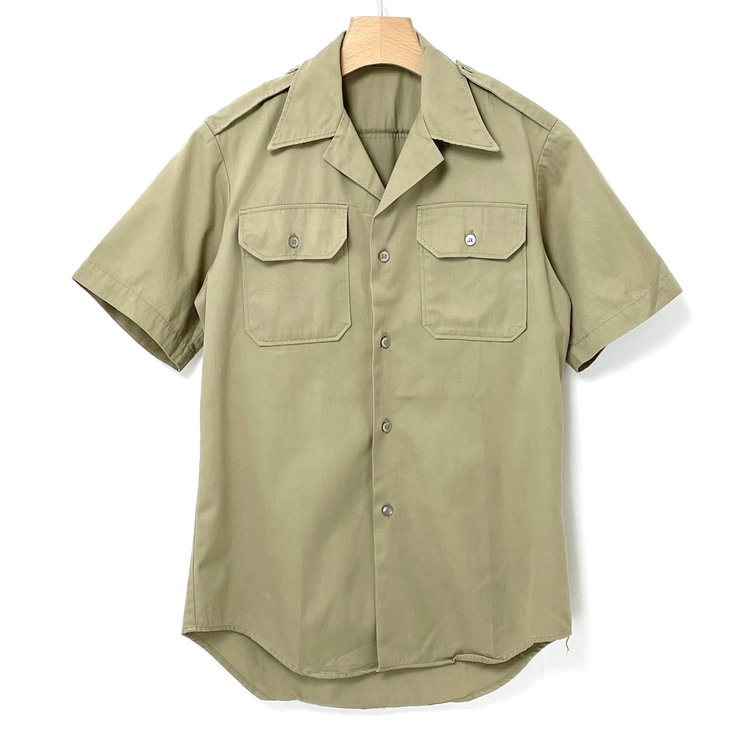 US．ARMY、ベージュ、厚手生地、半袖ドレスシャツ（USED）/myb アメリカ軍本物アーミー、ベージュ、ドレス半袖シャツ 70年代ビンテージ やや厚手生地シャツ 素材：コットン/ポリ カラー：ベージュ 胸ポケット2個 サイズ　 肩幅　袖...