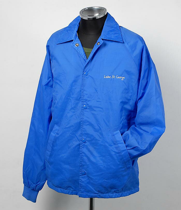 LAKE　ST．GEORGE、ブルー、 ウインドブレーカー（USED）/aub ナイロン素材のウインドブレーカー 前はボタン留め ポケットは2つ サイズ　裄丈　身幅　着丈 S 93cm 57cm 71cm