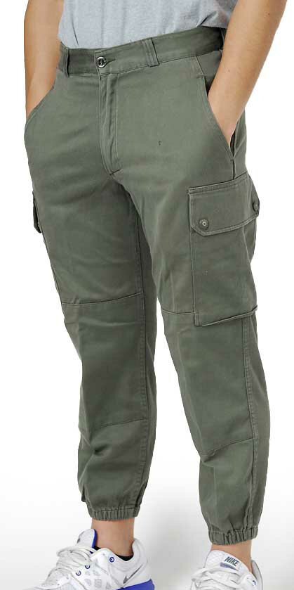 フランス軍F2（F1）．OD．パラシュートパンツ(USED）f/fb パラシュート部隊用ですから足元がからまない様に 丈が短めになっています ブーツと一緒に穿くとカッコいい 細身のパンツで売れ筋 素材：ポリエステルxコットン 色落ちオリーブ...