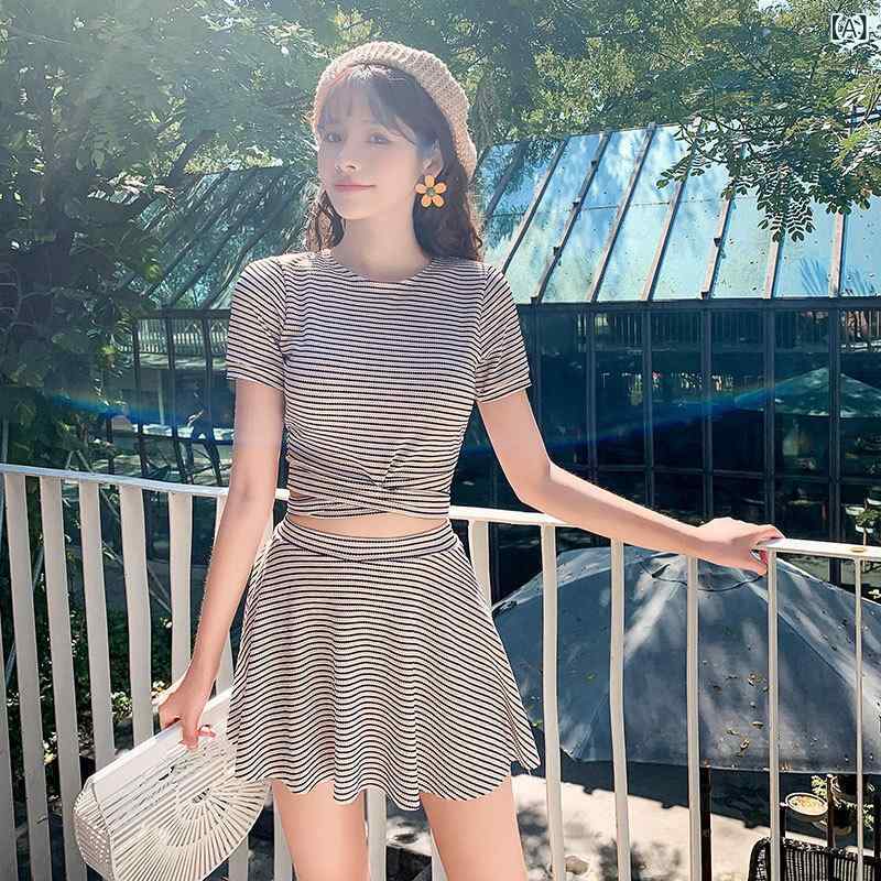 ・性別: 女性・対象年齢: 大人・柄・スタイル: ストライプ、ハイウエスト、高弾性、耐久性、清潔感、控えめ・ワイヤー: なし、胸パッド付き・主な素材: ポリエステル95%・裏地素材: ポリエステル・シーン: スイミング、水泳、水遊び・カラー...