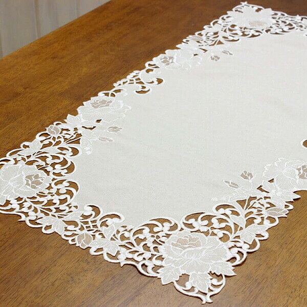 デザインコンセプト 西洋の彫刻を思わせる 豪華なカットワークインテリア 商品について 細かく施されたカットワークと、生地と同系色でまとめられた薔薇の刺しゅうが作るシルエットはアンティークレースのような趣です。 サイズ 約40×75cm ※正...