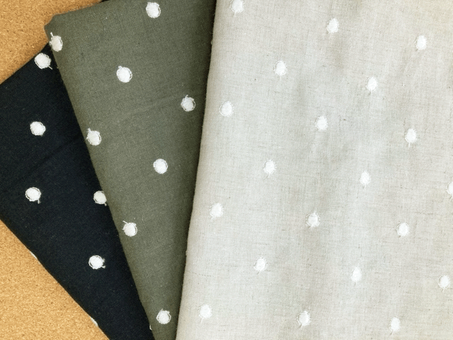 麻が入ったナチュラルな風合いの刺繍生地です ソフトな肌触りです ◎写真のボタンは直径2cmです ◎刺繍幅100cmx1個50cm ◎生地素材 : 綿55％　麻45％ ◎刺繍糸:綿100％ 松村レース　