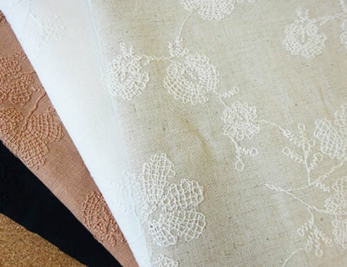 麻が入ったナチュラルな風合いの刺繍生地です アースカラーをそろえました ◎写真のボタンは直径2cmです ◎刺繍幅96cmx1個50cm ◎生地素材 : 綿55％　麻45％ ◎刺繍糸:表・裏ともに綿100％ 松村レース　