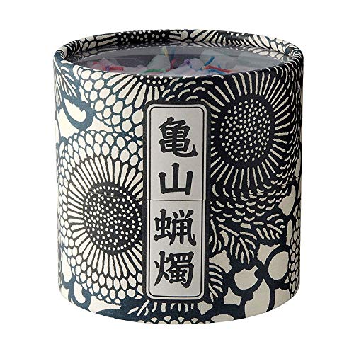 ・ホワイト 130個 x 1 4901435844732・φ7.5cm 高さ7.2cm・・完成品・亀山五色蝋燭は、京都の紙筒容器の老舗「鈴木松風堂」との共同開発の末、誕生しました。着物の伝統的な柄である「菊唐草模様」がおりなす藍色の陰影が美...