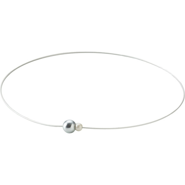 スポーツシーンを彩る印象的なデザイン。軽量なアルミ素材を美しく磨き上げた、大きさの異なる2つの球体をトップに配置。紐部分には軽量でアレルギーの起こりにくい「サージカルステンレスワイヤー」を採用。留め具部分には磁石を使用することで簡単な着脱を...