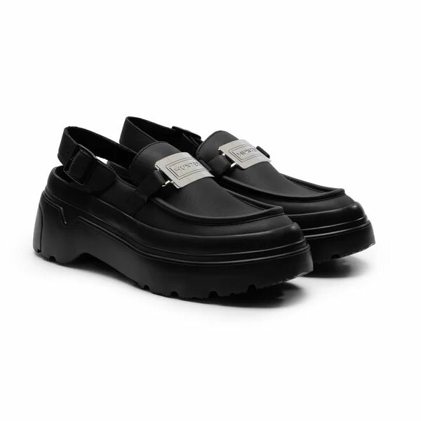 レディース リファインド フラットフォーム メタル ヒール ストラップ ローファーは、ハンターの耐水性レザーシリーズのローファーで、メタル仕様のHUNTERロゴがアクセントの一足です。 アッパーに耐水性レザーを使用し、晴れの日はもちろん、雨...