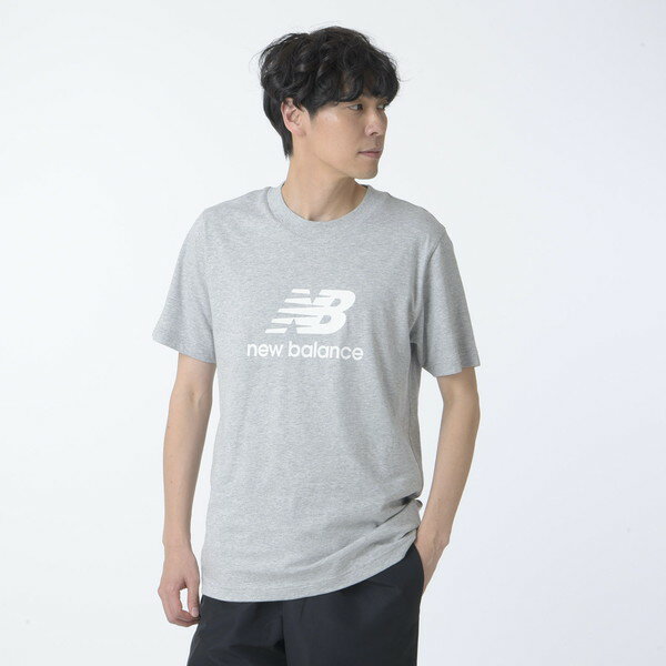 スタックドロゴが映える定番のショートスリーブTシャツ。肌触りのよいコットンを使用し、快適な着心地と汎用性のあるデザインで、スポーツからエブリディまで多彩なシーンで活躍します。■ColorAG（アスレチックグレー）■GenderMEN■Sty...