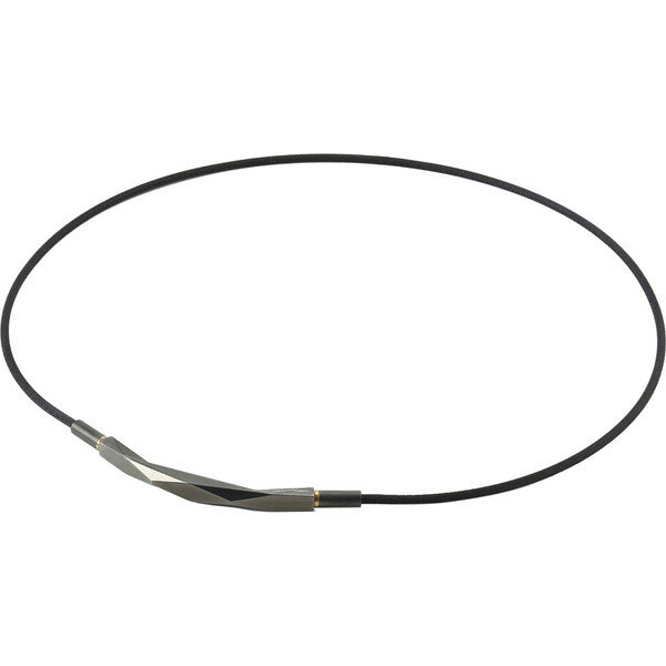 首元を魅せる、強さと優雅さの象徴。首に沿って弧を描く美しいフォルムのトップは、ダイヤモンドのようにカットを施すことで光を反射し、高級感あふれる華やかな首元を演出。留め具は左右どちらからでも簡単に着脱が出来る仕様。◯グッズ その他日本【023...