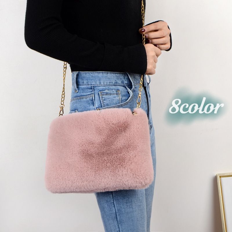 ファーがかわいいショルダーバッグです。 チェーンが取り外し可能で、ハンドバッグとしても使えます♪ おしゃれのワンポイントにもなるアイテムです。 【サイズについて】 画像をご参照ください。 【カラーについて】 生産ロットにより柄の出方や色の濃...