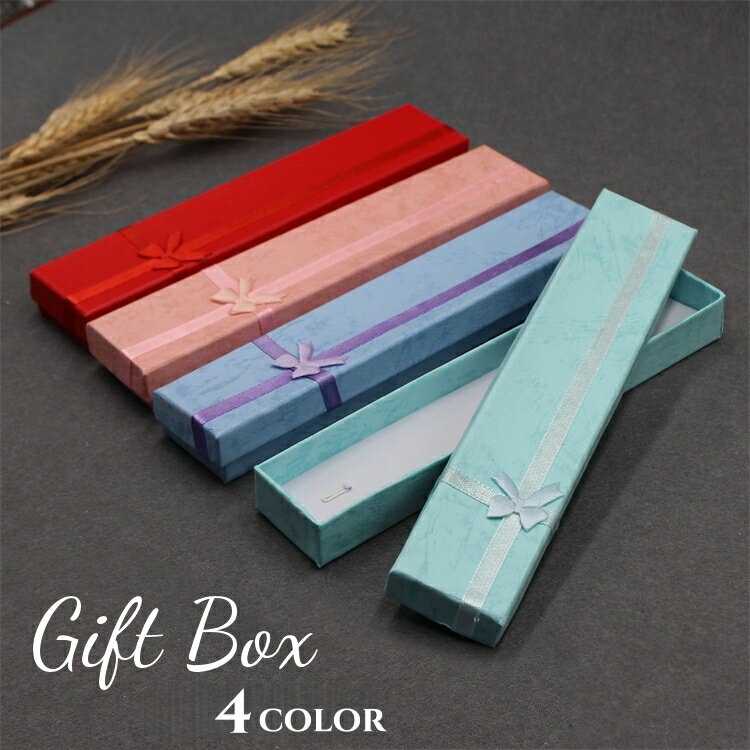 リボンを装飾したギフトボックス ネックレスのプレゼントにぴったりなロングタイプのボックスです。 プレゼント用はもちろん、収納ケースとしてもお使いいただけます♪ 【サイズについて】 画像をご参照ください。 【カラーについて】 生産ロットにより...