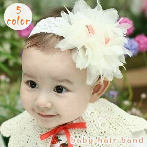 レースのバンドにひらひらとしたお花の飾りがかわいいベビー用ヘアバンド♪ 普段使いはもちろん、パーティーや写真撮影用にもぴったりです☆ 【カラーについて】 生産ロットにより柄の出方や色の濃淡が異なる場合がございます。 お使いのモニターや撮影時...