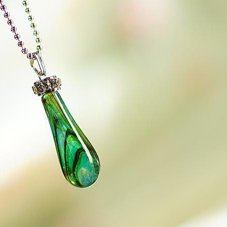 NECKLACE, PENDANT優しい色合いのマーブル模様。『Symbol of wave』グリーン系とブルー、そしてブラックを少し加えた、優しいマーブル模様が素敵です。身に着けやすいしずくタイプペンダントに仕上がりました。01230四葉...