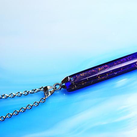 NECKLACE, PENDANTスタイリッシュな細身の長方形ペンダント。『Straight line rectangle』直線的でシャープなフォルムが印象的な長方形タイプペンダント。コバルトブルーをベースに見る角度や光の当たり方で美しい表...