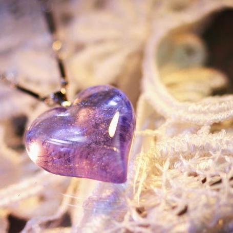NECKLACE, PENDANTキュートなハート『魅惑の愛』キュートなフォルムのハートタイプペンダント。紫外線に反応して色合いが変わる魅力的な「ネオラベンダー」をベースにしています。太陽光の光には美しいラベンダー色に、蛍光灯の光には淡いパ...