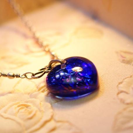 NECKLACE, PENDANT宝石のように美しく輝くハート形ペンダント。『アドリア海のSweetheart』美しいコバルトブルー系の色合いをベースにしています。濃い目の色合いですが透明感が有ります。レインボー系のラメを施していますので、...