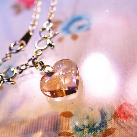 NECKLACE, PENDANT優しい色合いのキュートなハートペンダント。『Coral heart』小振りの丸味のあるハートネックレスです。色合いは、優しい透明オレンジ系(コーラルオレンジ)です。内部には、ブルーやゴールド、パープルなどに...