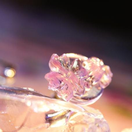 NECKTIE PIN, CUFFS可愛い優しいピンクのふたつの桜。『ほほえみ桜』可憐な2輪の桜の花をあしらったカフス左右セットです。男性・女性どちらでもお使いいただけそうです。ガラスの中でも高級素材である淡く美しいエルビュウムピンクとライ...