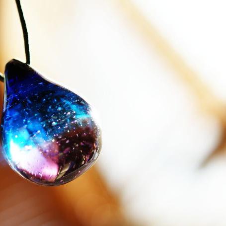NECKLACE, PENDANT宇宙と地球の間に広がる「成層圏」をイメージ。『To stratosphere 〜 成層圏へ 〜』宇宙と地球の間にある成層圏のような雰囲気を内部に表現した、ボリューム感あふれる立体的なしずくタイプペンダントで...