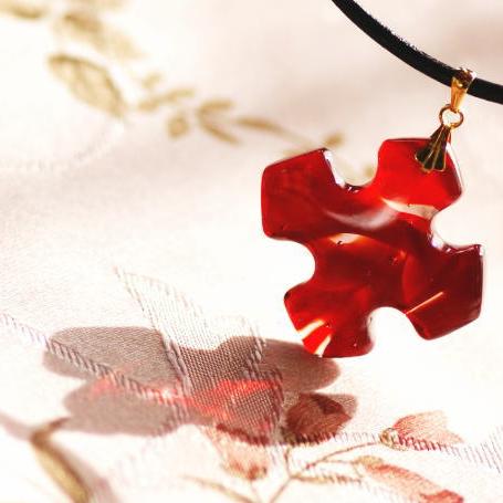 NECKLACE, PENDANT正方形タイプのロザリオ風クロスペンダント。『Passion cross 〜 正方形クロス 〜』そっと天に向かい祈りをささげたい。 燃えるような思いを込めて、レッド、ガーネットレッドを使用したマーブルデザイン...