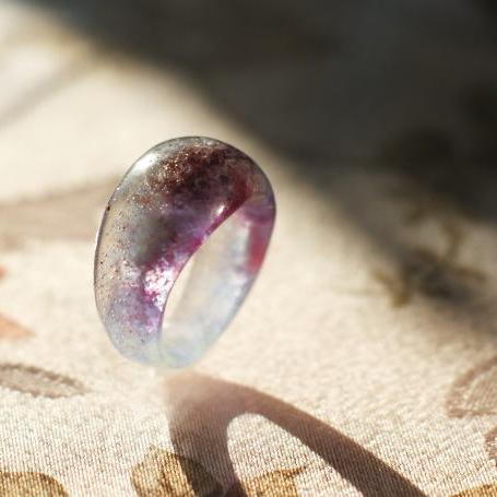 RING神秘的で優しいイメージのガラスリング。『藤香る頃 / リング』優しいバイオレットを基調としたリングです。リング全体に細かな気泡が取り巻き、爽やかで素敵なイメージです。また、光が当たりますと神秘的なターコイズブルーに光る蓄光加工をして...