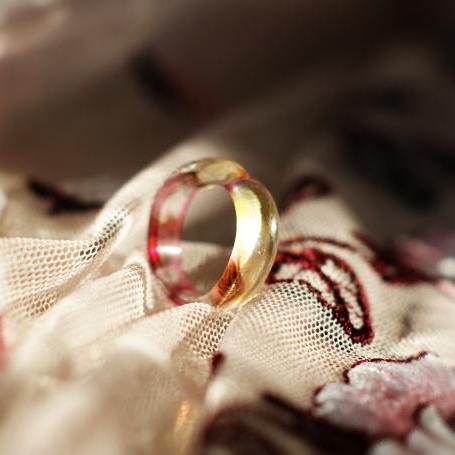 RING可愛らしいピンキーリング。『幸せ / ピンキーリング』トップは手を合わせ組んでいるようなフォルムの可愛らしいリングです。全体に自然な流れがあり優しい雰囲気にしています。内部には、レッド、赤系ピンクを少しずつ施し、ゴールド系ラメを全体...