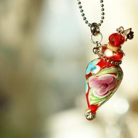 NECKLACE, PENDANT可愛らしい花模様の香水瓶ペンダント♪『香水瓶ペンダント / しずく・レッド』チャーミングなレッドベースに可愛らしい花を施した、香水瓶のペンダントです。ふたには可愛らしい薔薇のチャーム付きで、香水やアロマオイ...