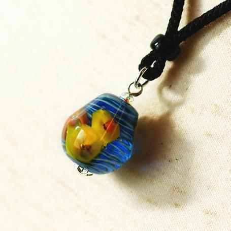NECKLACE, PENDANT花が可愛い、ふっくらしたアイスロックのしずくペンダント!!『水雲に咲く』青く澄んだ大空に細い雲が流れていく。その青に映えるように可愛らしい花が咲き乱れている。そんなイメージのふっくらフォルムのペンダントです...
