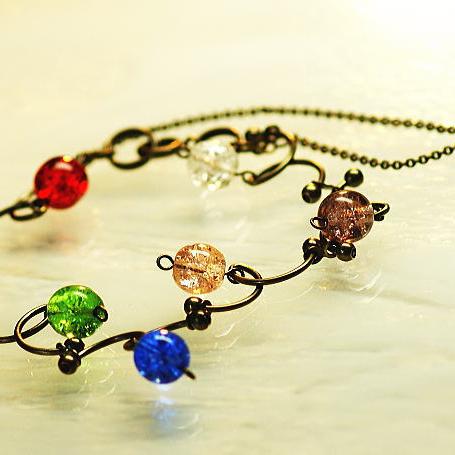 BRACELET, ANKLETカラフル×カワイイブレス♪『ビーズブレスレット / Charmy berry』七色の果実が色とりどりの実を付けました。デザインチェーンと共に手首周りを彩るチャーミングなブレスレットです♪010身に着けたイメー...