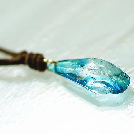 NECKLACE, PENDANT美しく澄み切った水をガラスの結晶に。『聖水の結晶』透明感のある美しい聖水をガラスの結晶に表現した、世界に一つのアイスロックペンダントです。アクアマリンブルーなどの澄んだ淡いブルー系にダイクロ偏光ガラスの煌き...