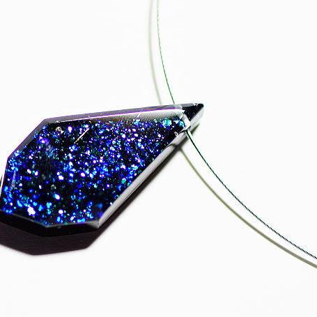 NECKLACE, PENDANTスタイリッシュなフォルムと美しい煌き。『Midnight shooting star』繊細に煌くブルーのラメと、表面近くに流れる細い流星のような煌きのラメが印象的なペンダントです。側面をカットしたフラットな...