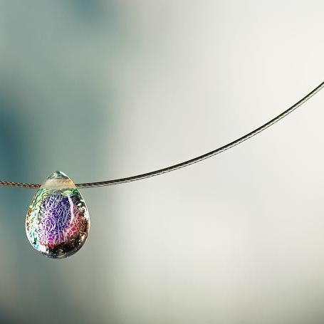 NECKLACE, PENDANTダイクロ偏光ガラスの煌くプチドロップ。『Dichroic drop』10mmほどの小ぶりのドロップタイプペンダントです。小さなトップの内部に美しいダイクロ偏光ガラスの煌きを閉じ込めた、存在感のある美しい逸品...
