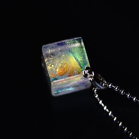 NECKLACE, PENDANT冬の煌きを封印したガラスの立方体。『Snow cube 〜 Brightness 〜』美しい粉雪の煌きを閉じ込め冬のワンシーンを表現した、クリアーで繊細な小ぶりなトップのキューブ(立方体)タイプペンダントで...