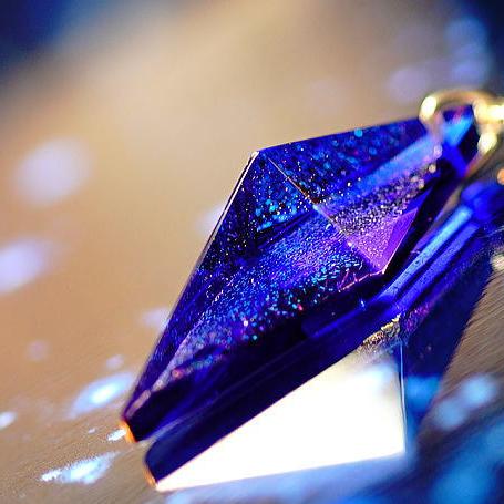 NECKLACE, PENDANTシャープで美しいフォルムと煌きの五面体。『Pure dream 〜 Royal blue Pyramid 〜』エッジの利いたシャープで美しい五面体フォルムに、神秘的な煌きを施した世界にひとつの逸品です。ベー...