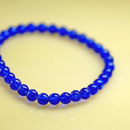 BRACELET, ANKLET爽やかな色合いのガラスビーズブレスレット。『ビーズブレスレット / 潮風』6mmφのクラッキングガラスビーズとゴム仕様でお作りした、はめやすいビーズブレスレットに仕上がりました。爽やかなブルーの色合いをお楽し...