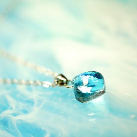 NECKLACE, PENDANT小ぶりでふっくらした不定形ドロップ。『Fluffy bean』ふっくらとした小ぶりの不定形ドロップタイプペンダントです。ライトターコイズブルーをベースにした可愛らしいつぼみや豆粒のようなフォルムに、美しい虹...