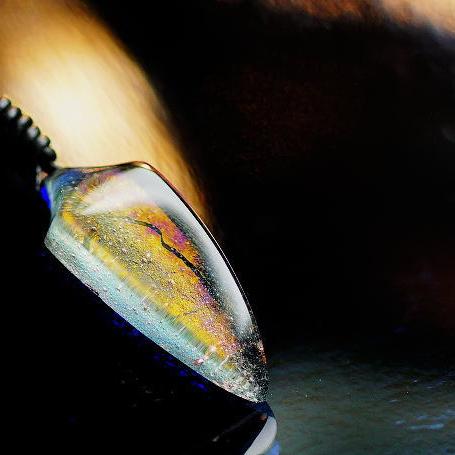 NECKLACE, PENDANTリバーシブル仕立ての存在感ある逸品！『Pendulum spear』シャープな槍の先端のようなフォルムが印象的な、世界にひとつのペンダントです。表裏面で全く印象の異なる煌きを施したリバーシブルペンダントとな...