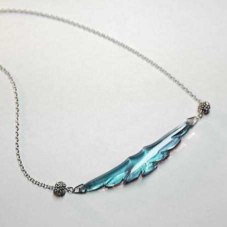 NECKLACE, PENDANT水平に伸びやかな羽を広げたフォルム。『Majestic wing』左右に伸びやかに広げられた翼のフォルム。紫外線によって色あいが変化するネオラベンダーをベースに、パープル系の色合いとゴールドの優しいラメの煌...