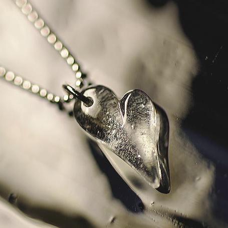 NECKLACE, PENDANT細身の変形ハートで大人っぽく素敵に!!『Pure First Love』透明なハートの中に粉雪が舞うような可愛らしい変形ハートペンダントが完成いたしました。暗闇では神秘的な蓄光の光をお楽しみいただけます♪0...
