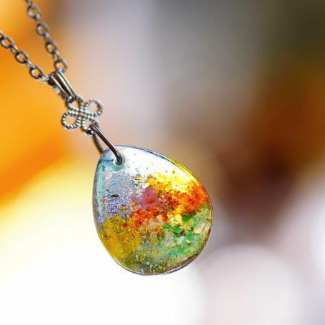 NECKLACE, PENDANT陽だまり色のドロップ。『優しい陽だまりの中で 〜 遥か 〜』美しく色鮮やかな花園をガラスのトップに閉じ込めた、可愛らしいドロップタイプペンダント。美しいラメと色とりどりの煌きをぜひお楽しみください。0123...