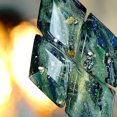 NECKLACE, PENDANT雪の降り積もる神秘の森に。『氷樹の森』空気まで凍る真冬の季節。森林に降り積もる雪や氷に包まれる樹木は氷樹となり、その氷樹には偉大な魂が宿り癒しのパワーを注いでいます。煌きや光を放つ神秘的な風景をガラス越しに...